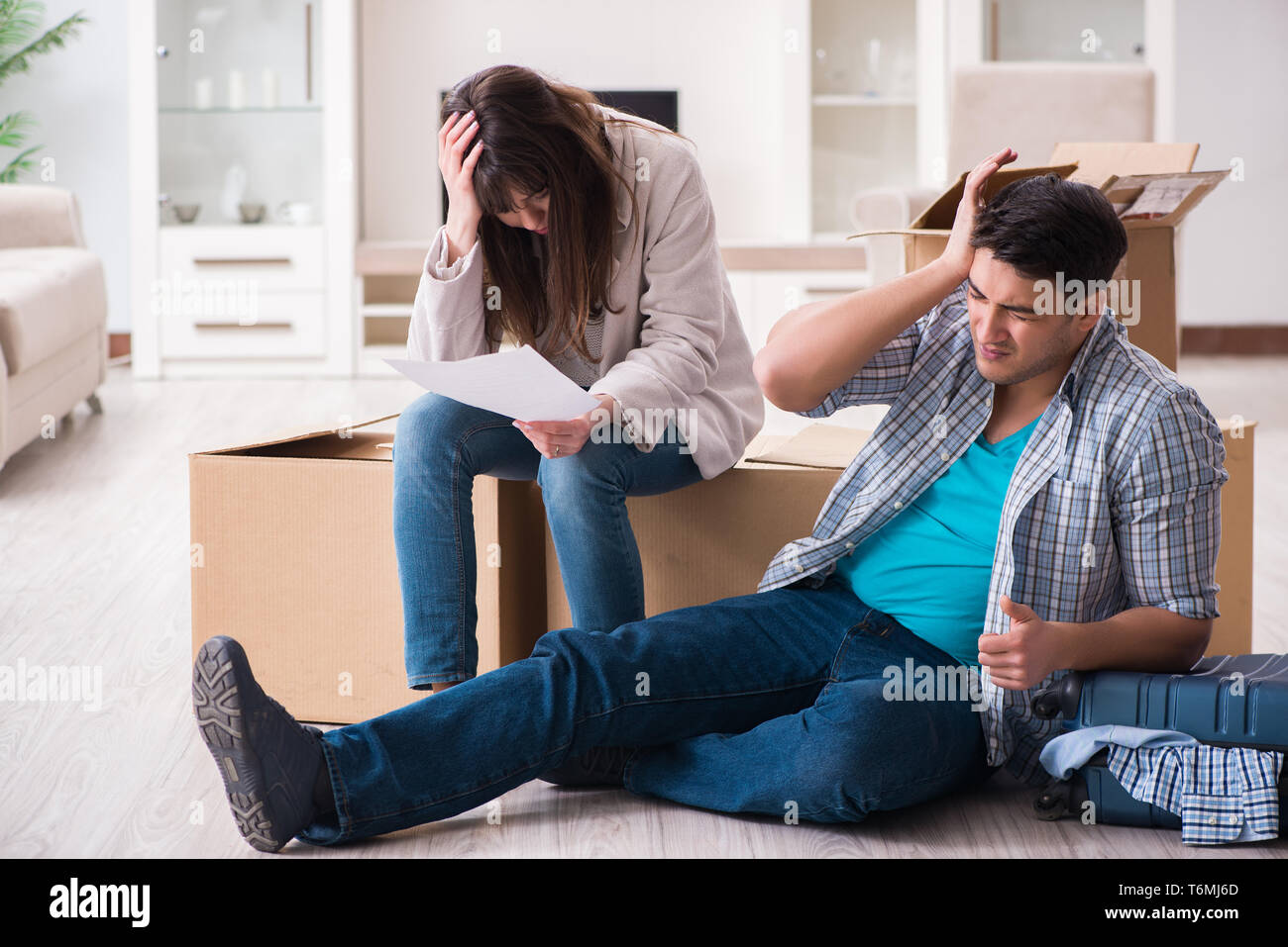 Sad evicted couple hi-res stock photography and images - Alamy