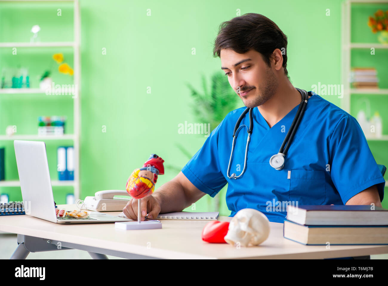 Doctor student explaining heart hi-res stock photography and images - Alamy