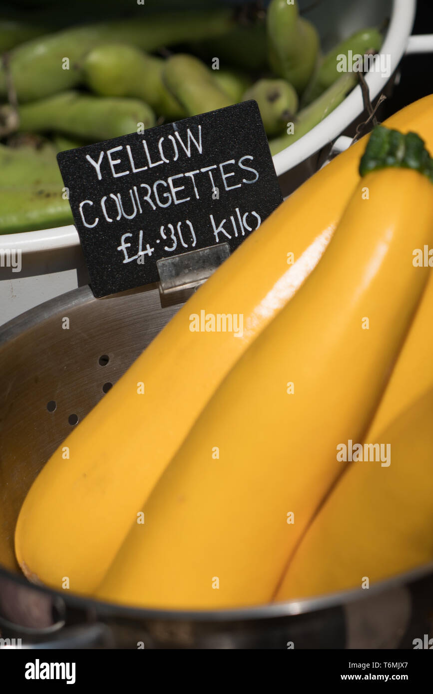 Pile of yellow courgettes on sale Stock Photo - Alamy