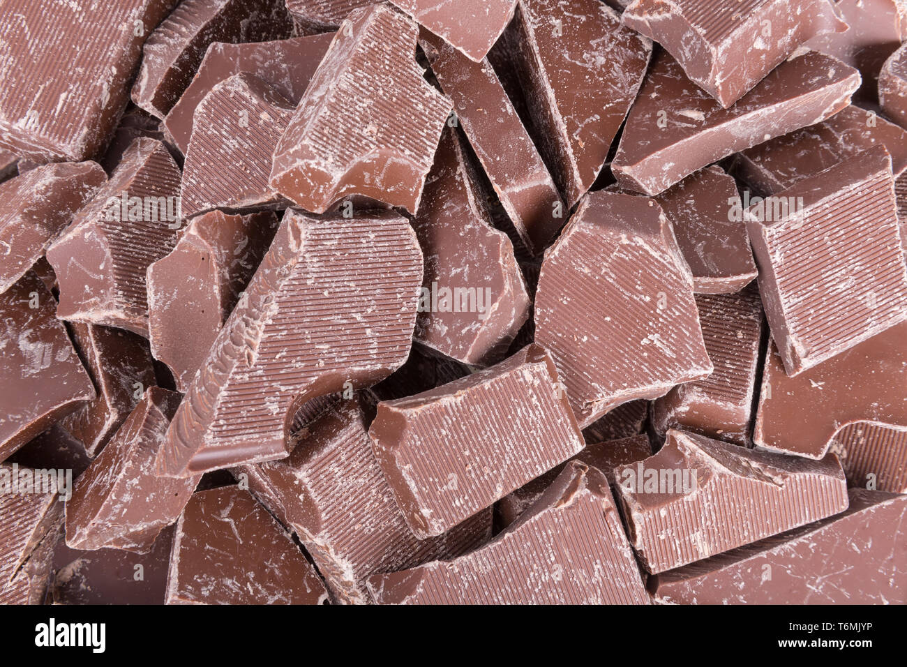 Background of brown chocolate pieces Stock Photo - Alamy