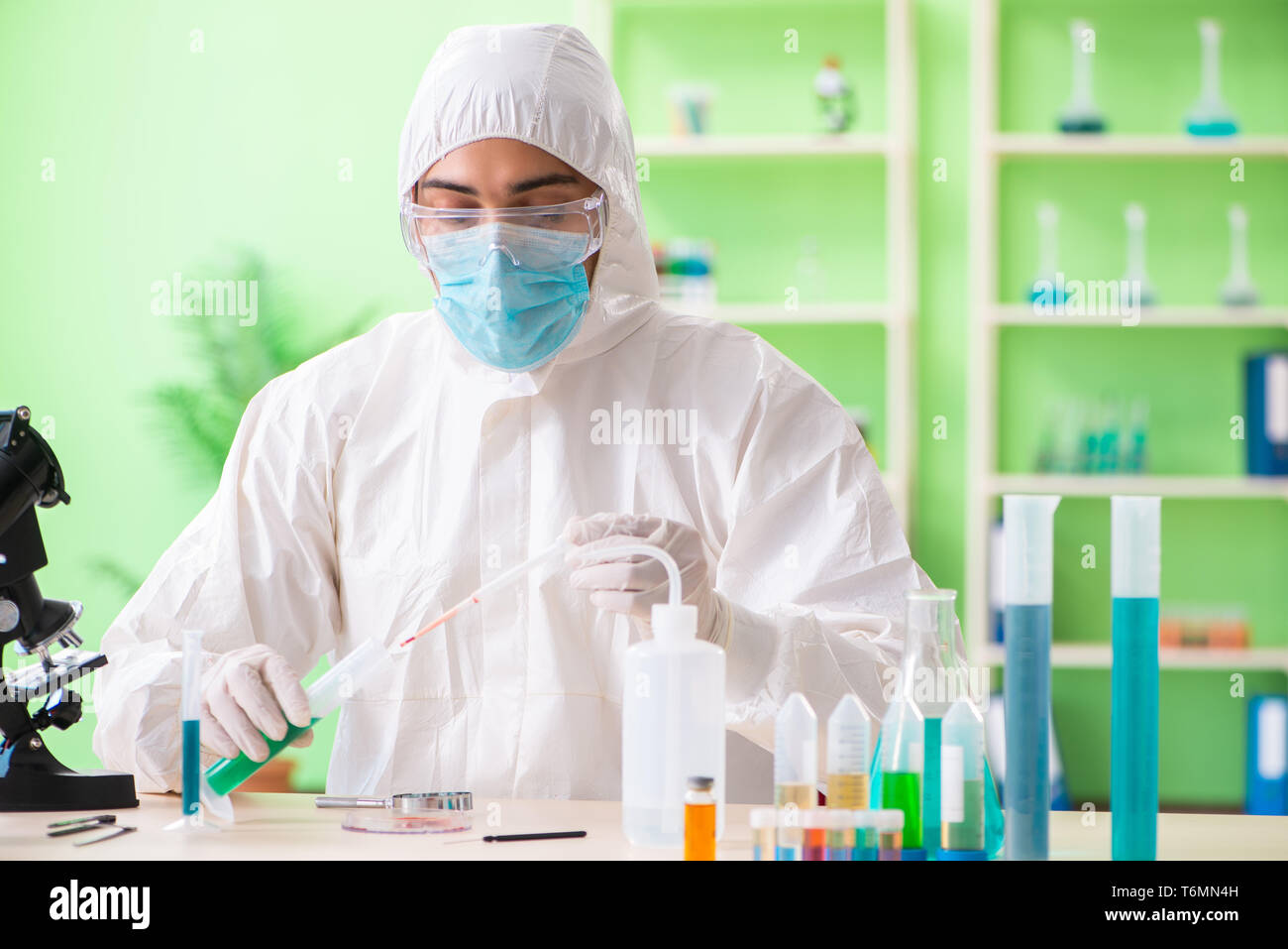 Chemist working in the lab on new experiment Stock Photo - Alamy