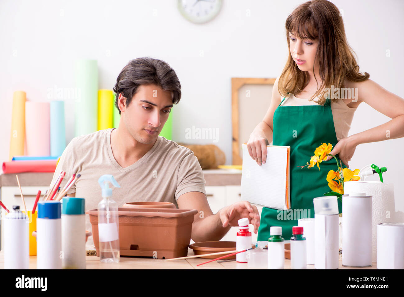 Couple decorating pots in workshop during class Stock Photo - Alamy