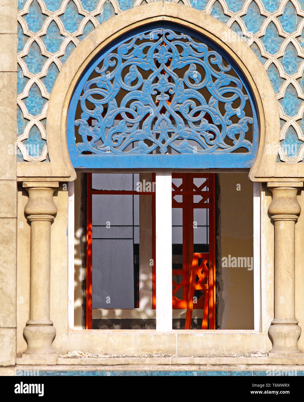 Traditional Islamic pattern at arch Mosque window Stock Photo - Alamy