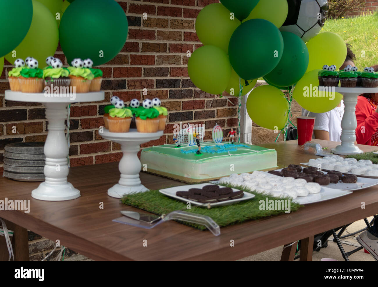 cake table party Stock Photo - Alamy