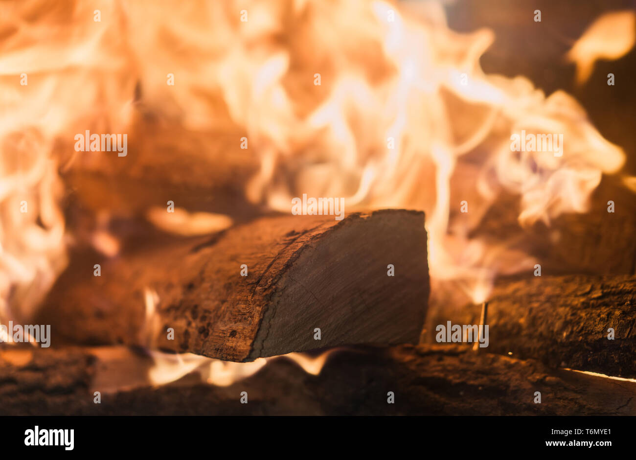Logs home heating in hi-res stock photography and images - Alamy