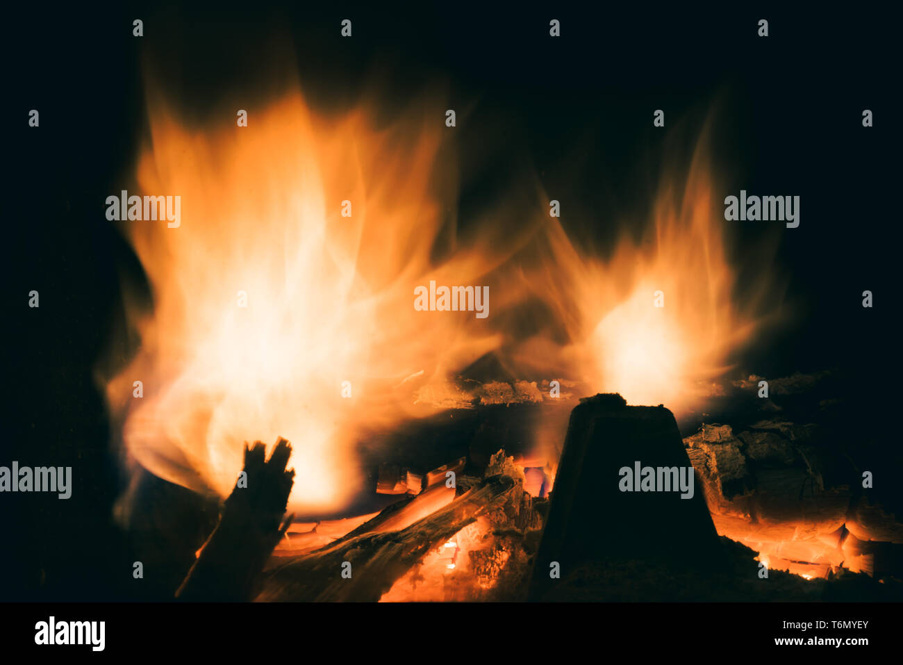 Fireplace log pieces hi-res stock photography and images - Alamy