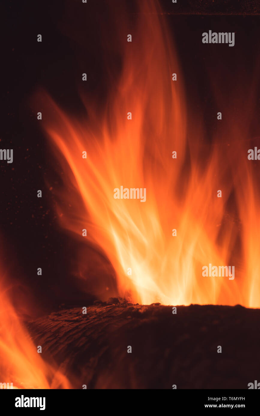 Log on fire in a home fireplace Stock Photo - Alamy