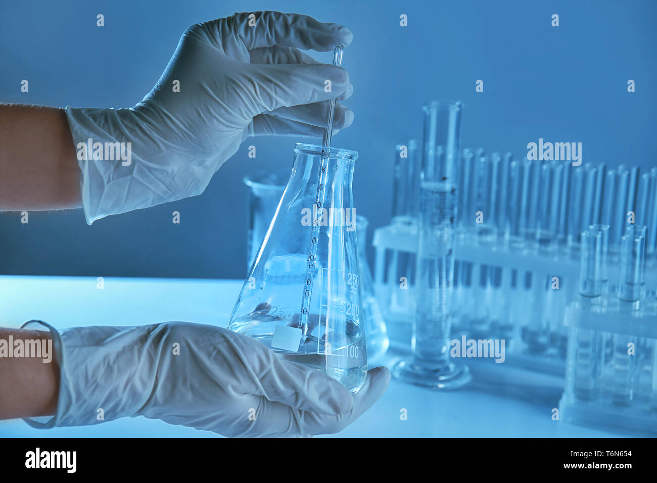 Conical flask and pipette hi-res stock photography and images - Alamy
