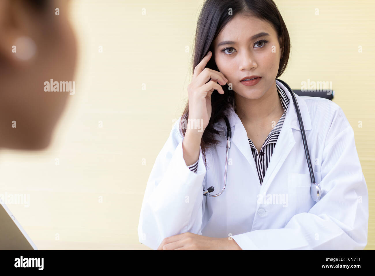 Senior lady in doctors hi-res stock photography and images - Alamy