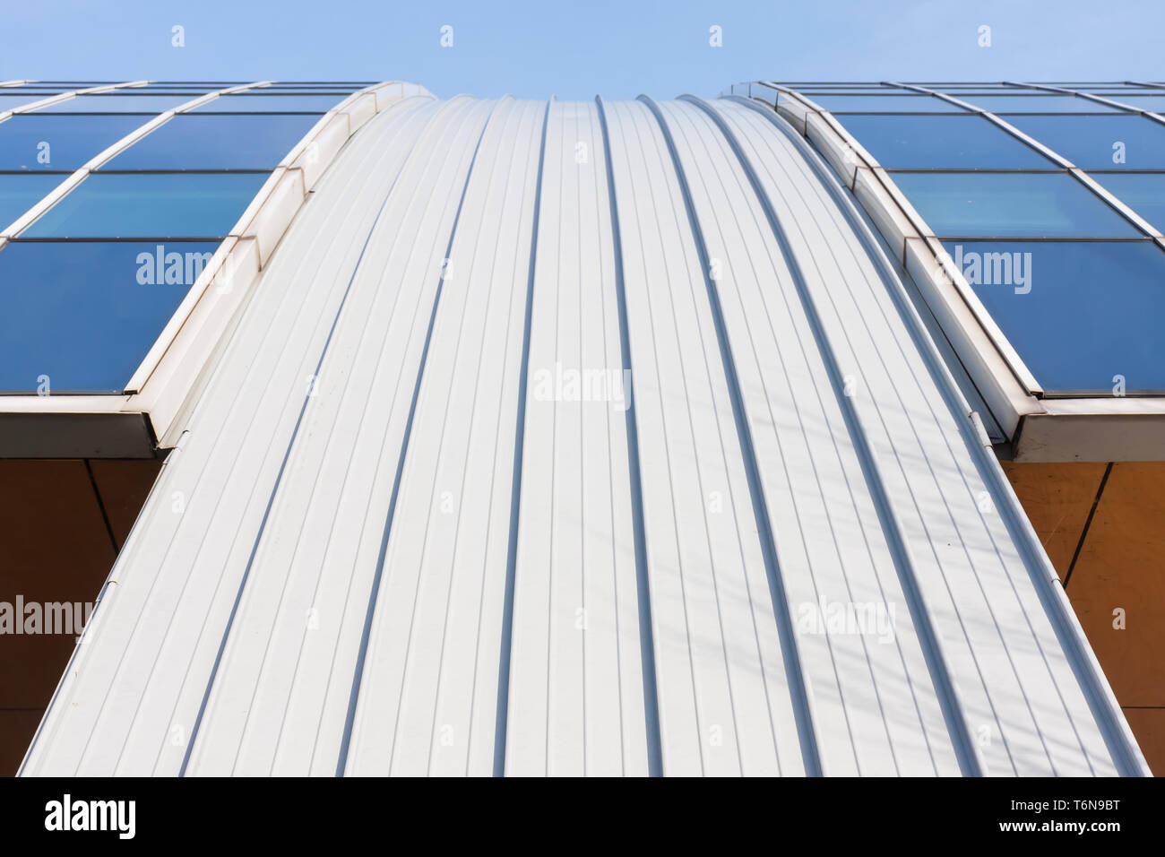 Curved roof structure hi-res stock photography and images - Alamy