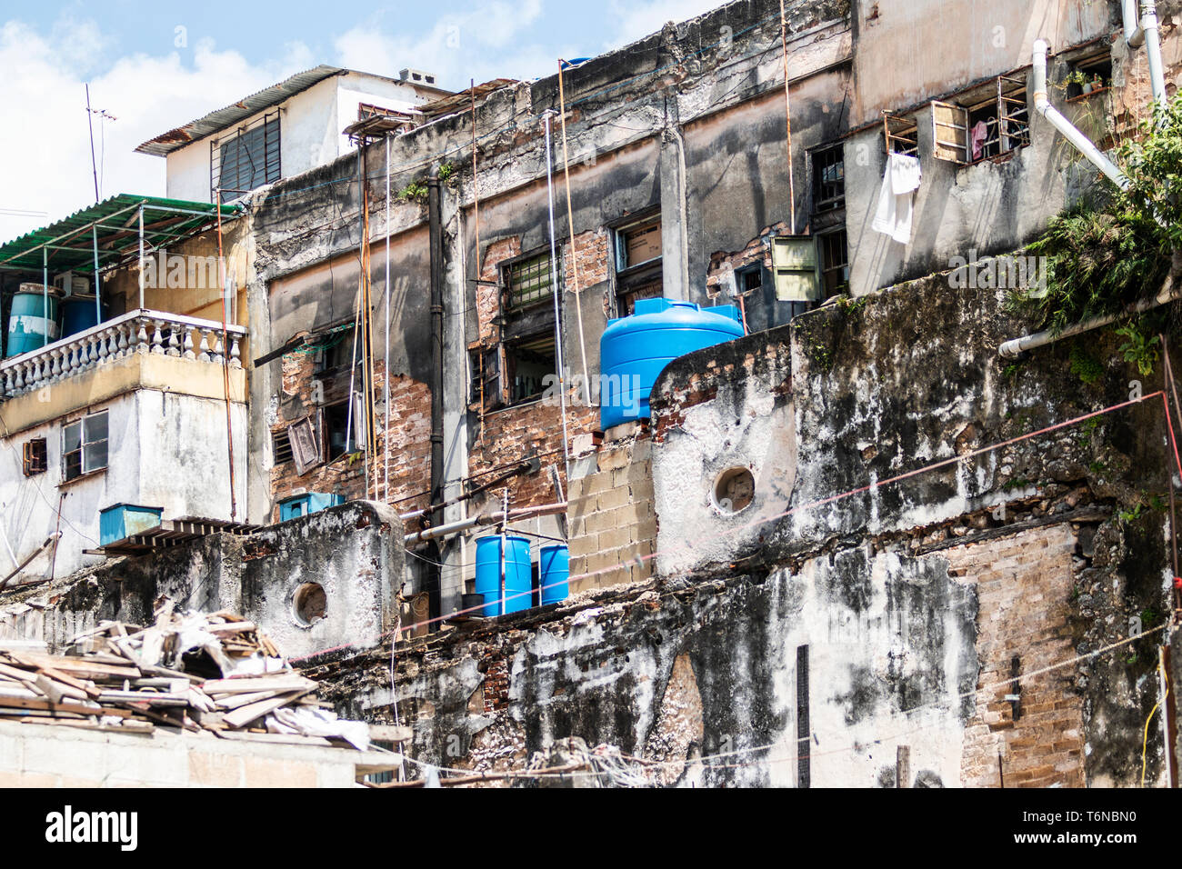 Falling apart buildings hi-res stock photography and images - Alamy