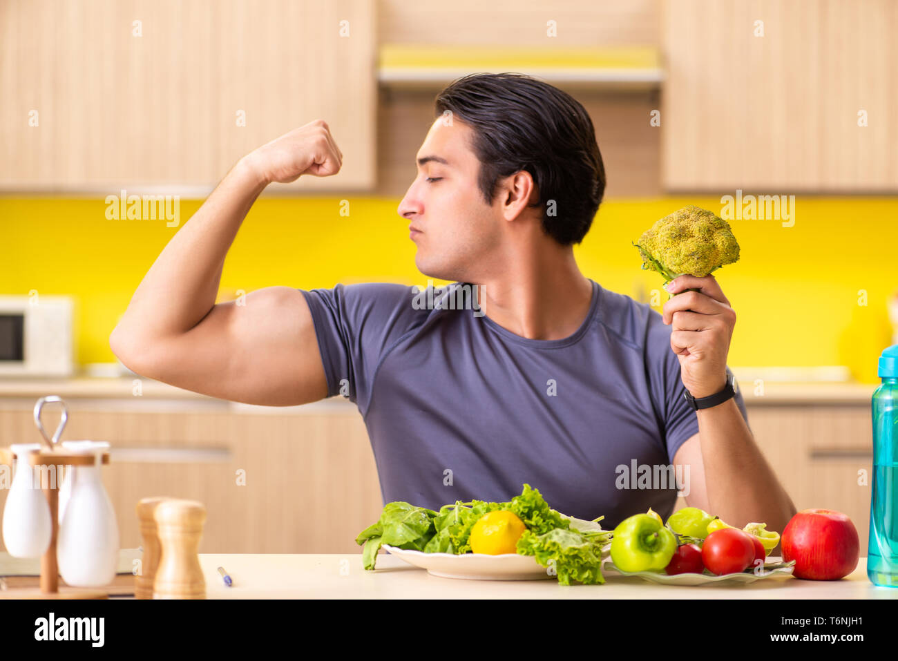 Man eating broccoli muscular hi-res stock photography and images - Alamy