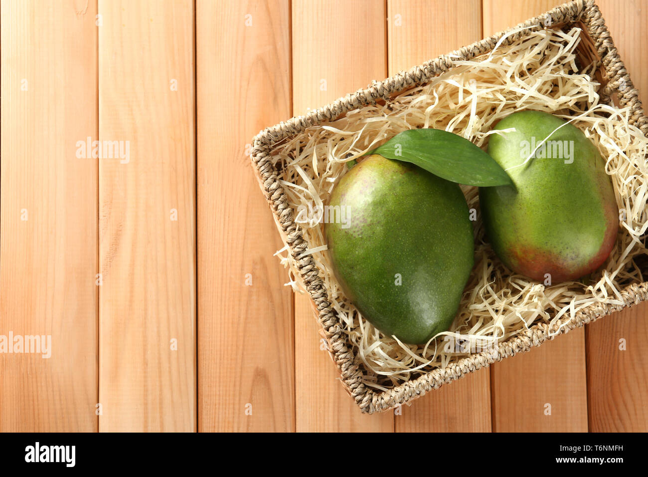 Box of mangoes hi-res stock photography and images - Alamy