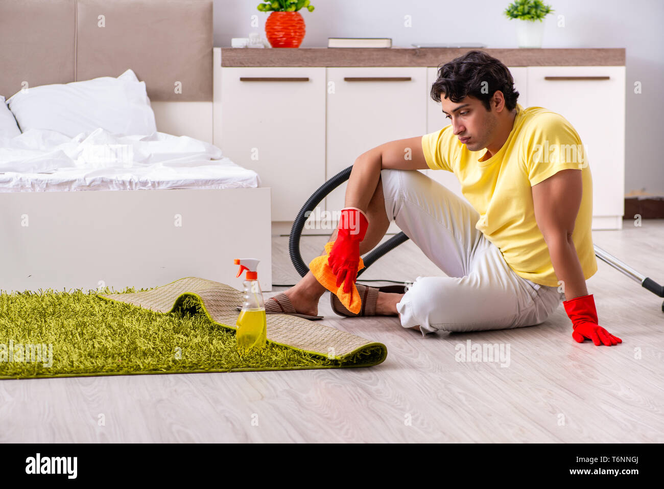 Man vacuuming bed hi-res stock photography and images - Alamy