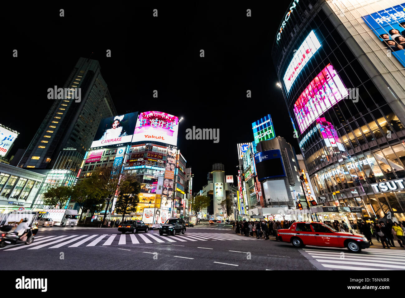 Crosswalk shibuya district night hi-res stock photography and images ...