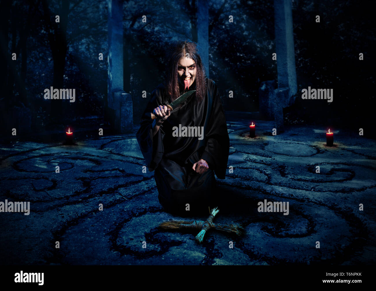 Forest knife night hi-res stock photography and images - Alamy