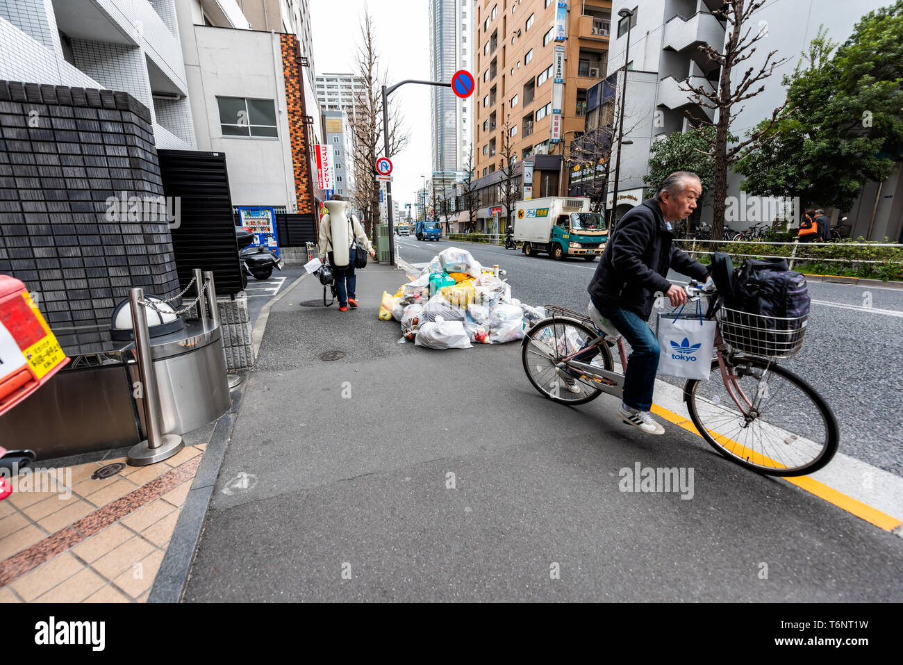 Rubbish recycle tokyo hi-res stock photography and images - Alamy