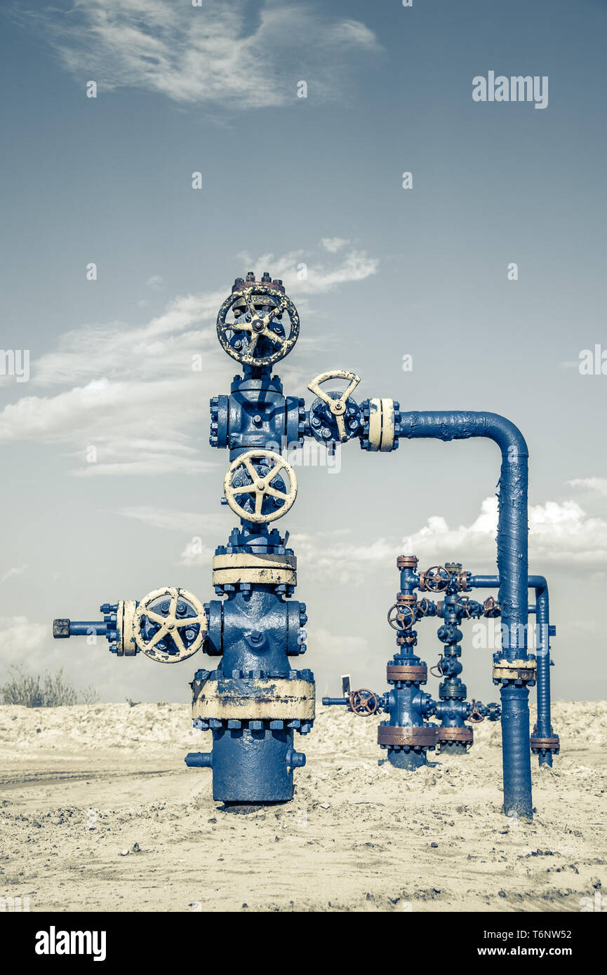 Wellhead and valves hi-res stock photography and images - Alamy