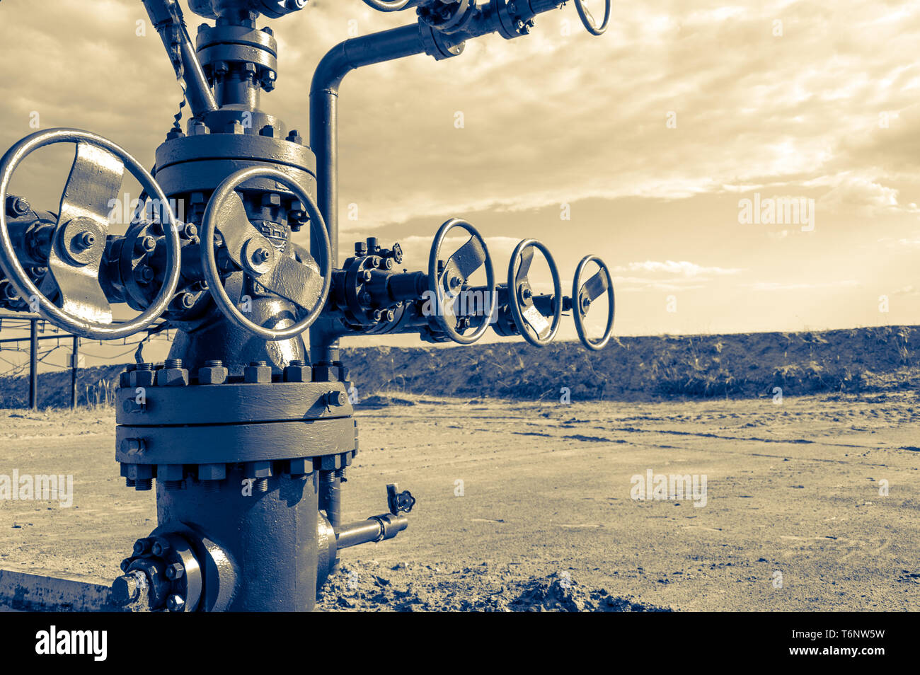 Oil gas industry wellhead flange hi-res stock photography and images ...