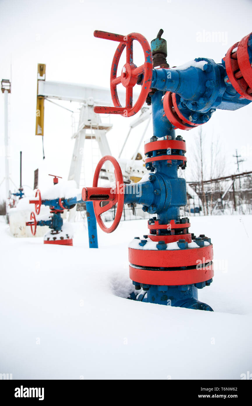 Wellhead and valves hi-res stock photography and images - Alamy