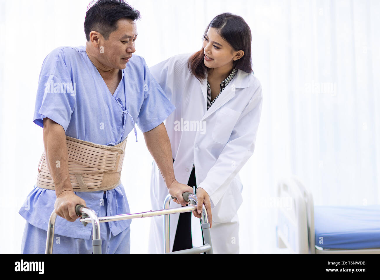 Doctor help hi-res stock photography and images - Alamy