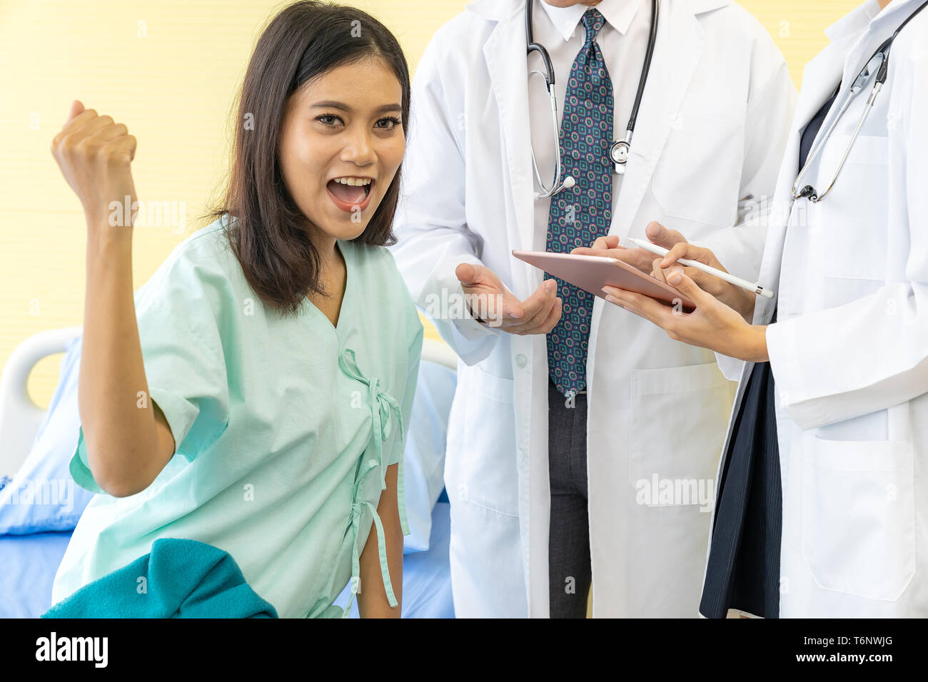 Doctor explain treatment to patient Stock Photo - Alamy