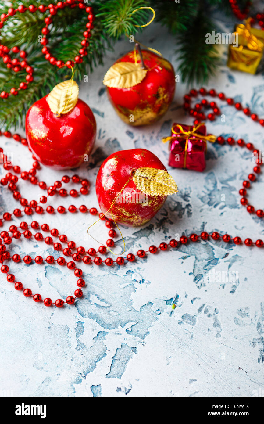 Red apple in tree hi-res stock photography and images - Alamy