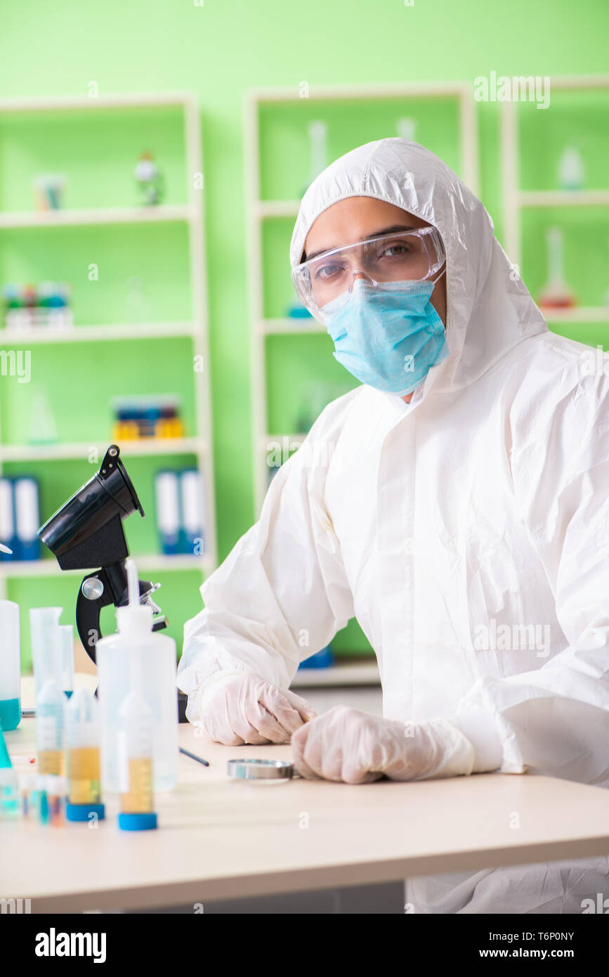 Chemist working in the lab on new experiment Stock Photo - Alamy