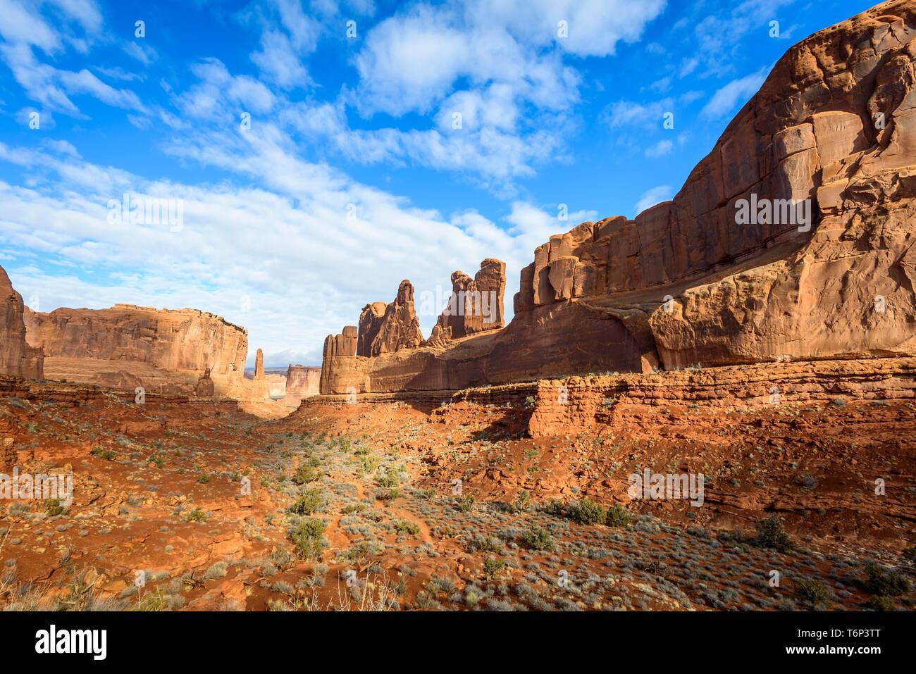 Park Avenue Trail, Rock formation of the Courthouse Towers, Arches ...