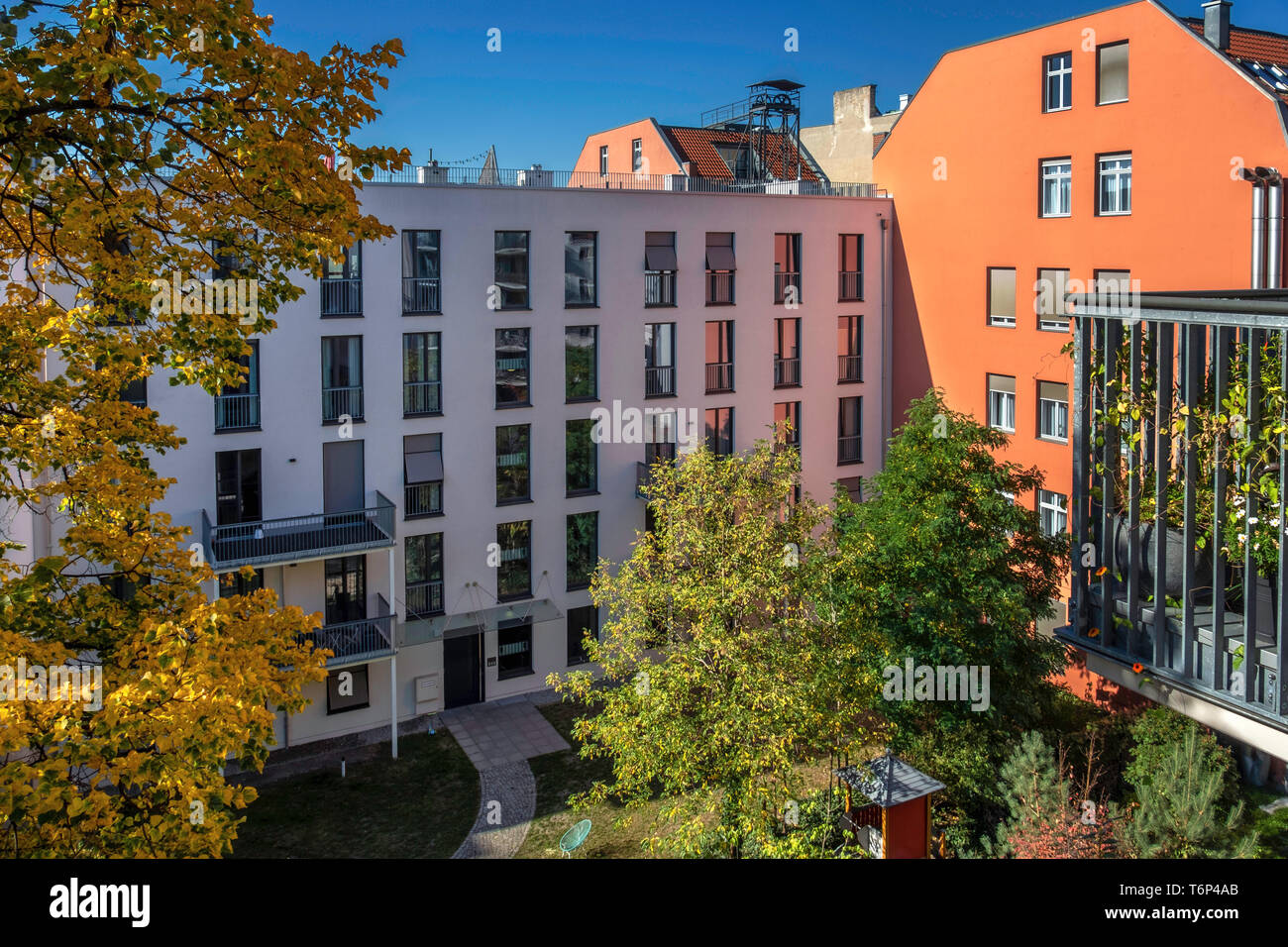 Courtyard apartment building hi-res stock photography and images - Alamy