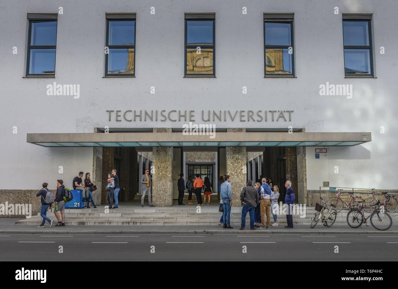 Students in front of Technical University, TU Munich, main building ...