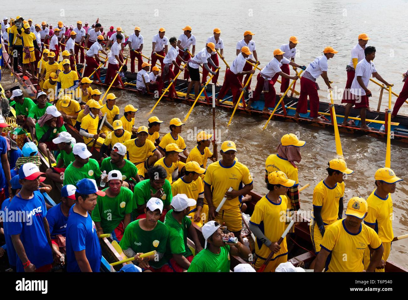 Many rowers in dragon boats at the Bon Om Touk Water Festival on the ...