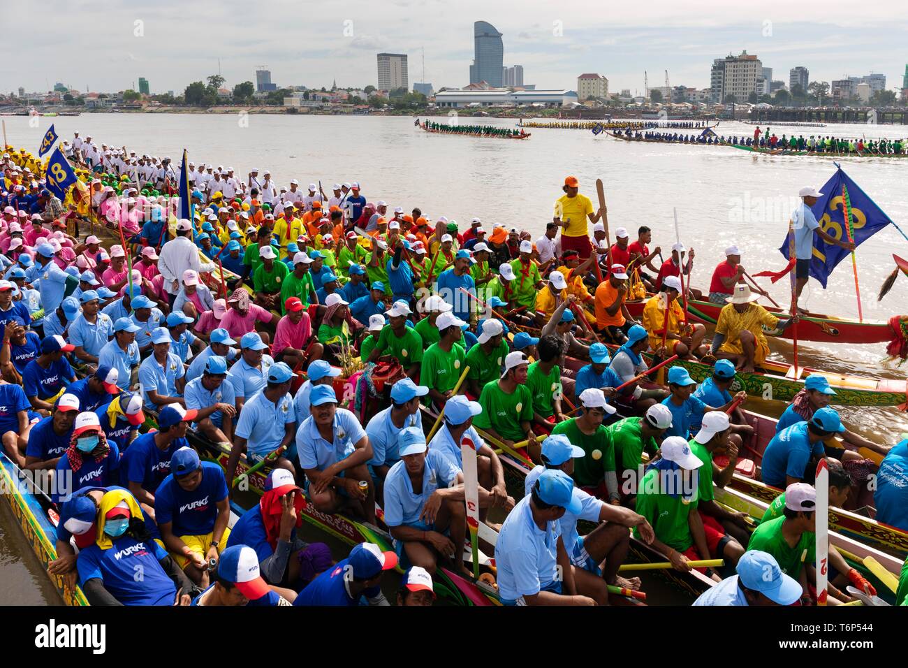 Many rowers in dragon boats at the Bon Om Touk Water Festival on the ...