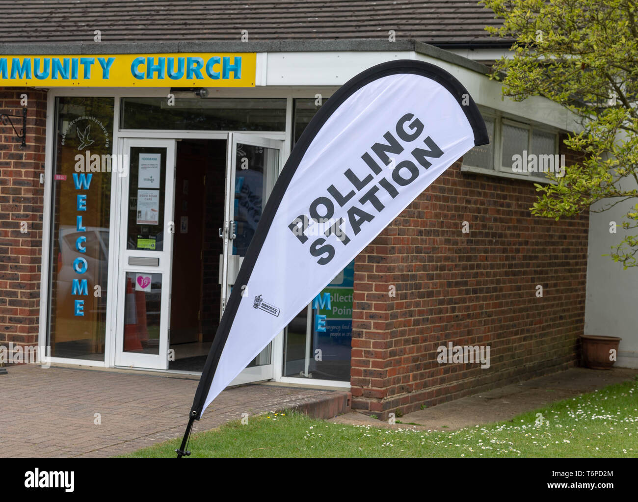 Polling station signs outside polling stations hi-res stock photography ...
