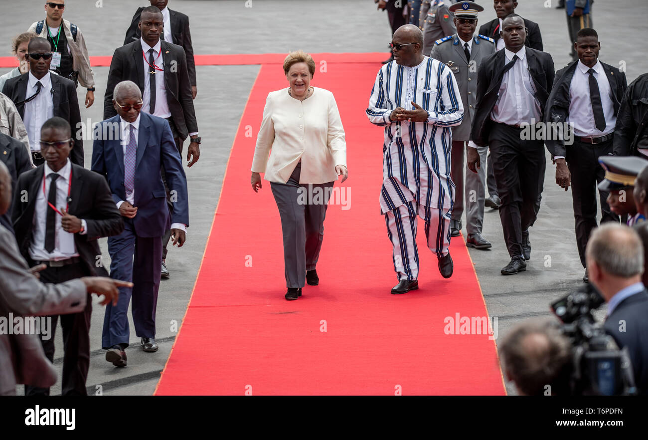 Troop farewell hi-res stock photography and images - Alamy
