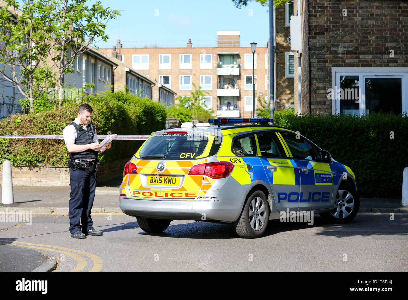 Hackney, North London, UK. 2nd May, 2019. A police officer guards the ...