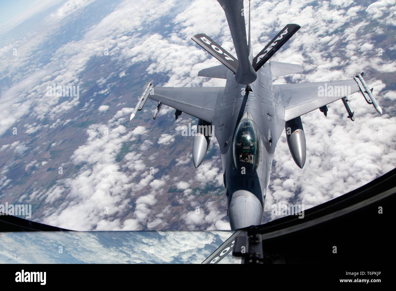 A 138th Fighter Wing F-16 Fighting Falcon from Tulsa Air National Guard ...