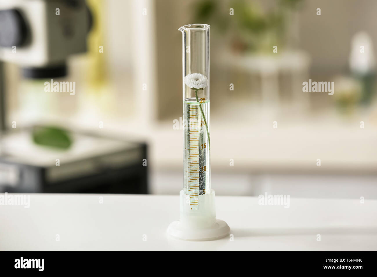 Graduated cylinder water hi-res stock photography and images - Alamy