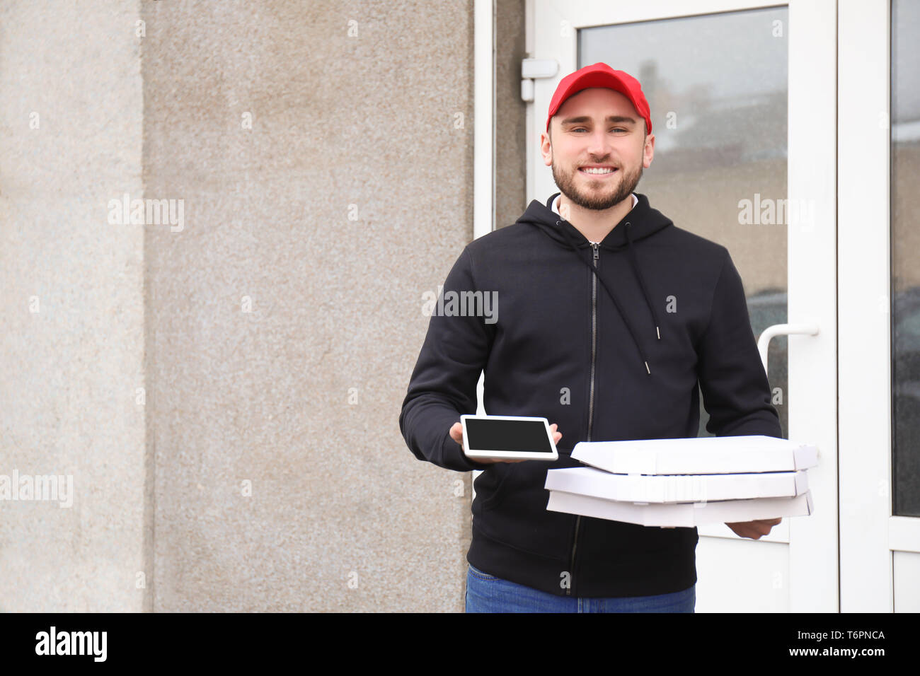 Man signing delivery boxes hi-res stock photography and images - Alamy