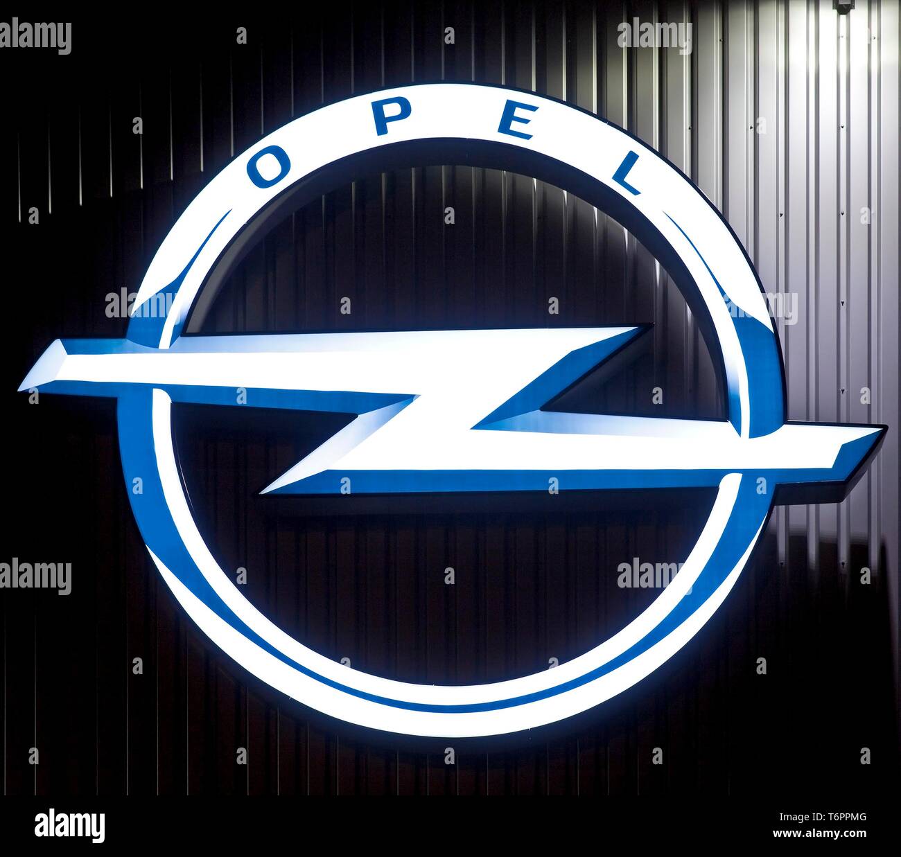 Opel logo hi-res stock photography and images - Alamy