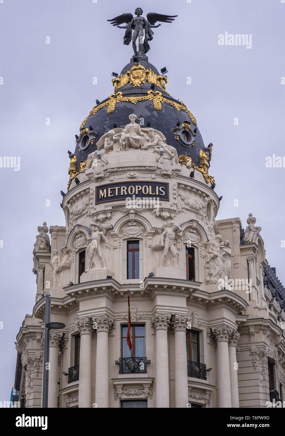 Edificio Metropolis - Metropolis Building at the corner of the Calle de Alcala and Gran Via ...