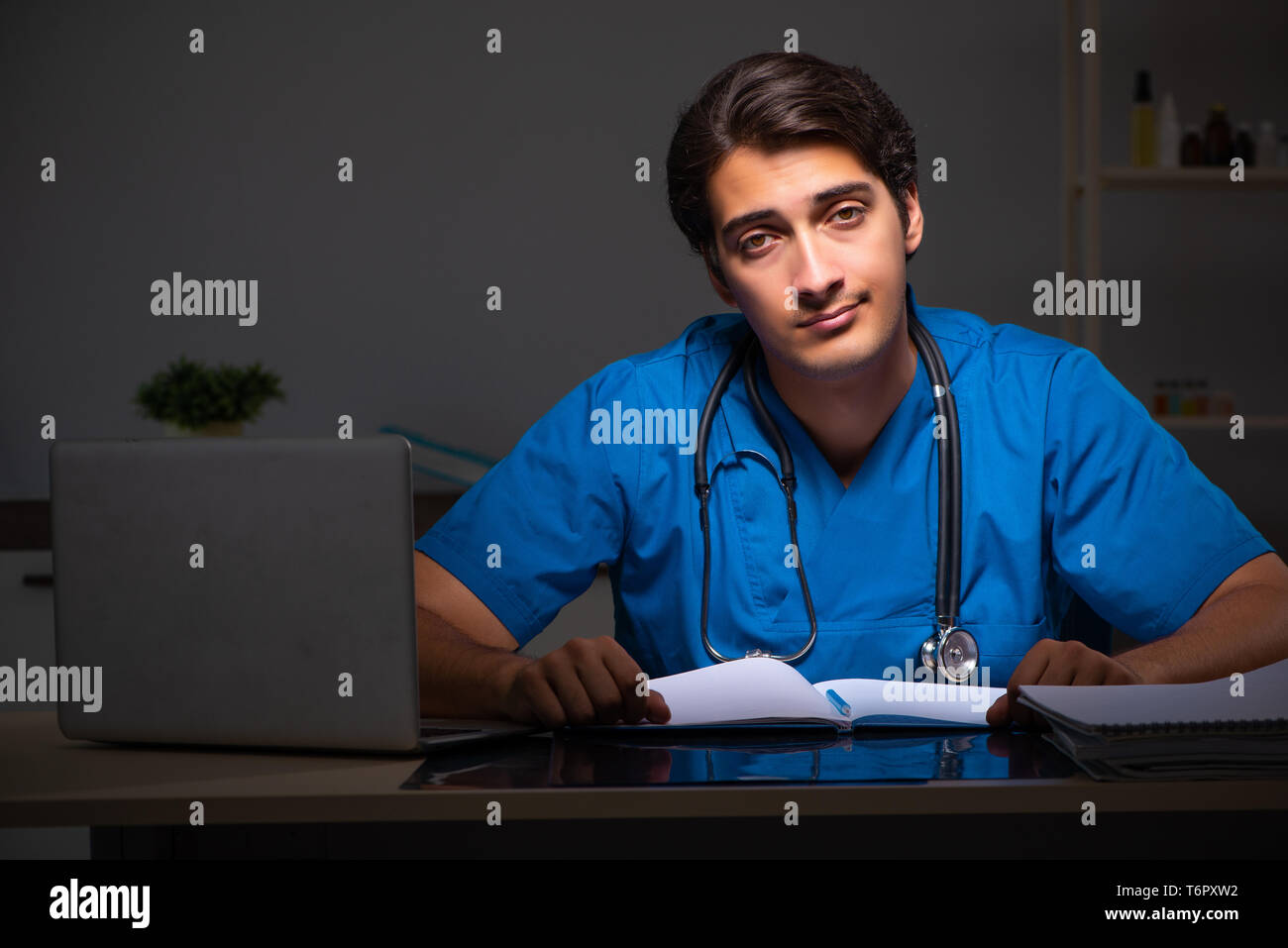 Night shift working hospital hi-res stock photography and images - Alamy