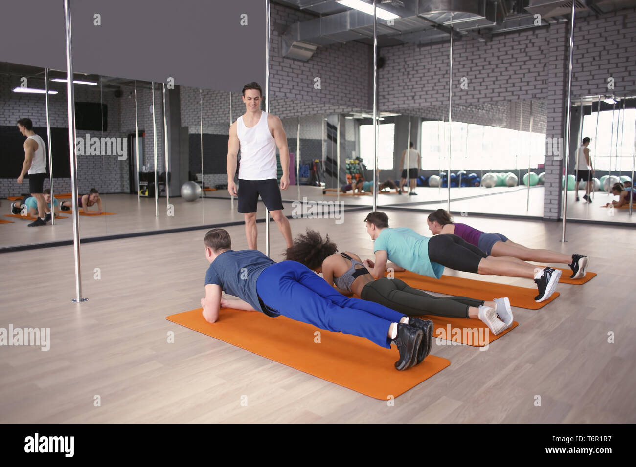 Sporty young people doing hi-res stock photography and images - Alamy
