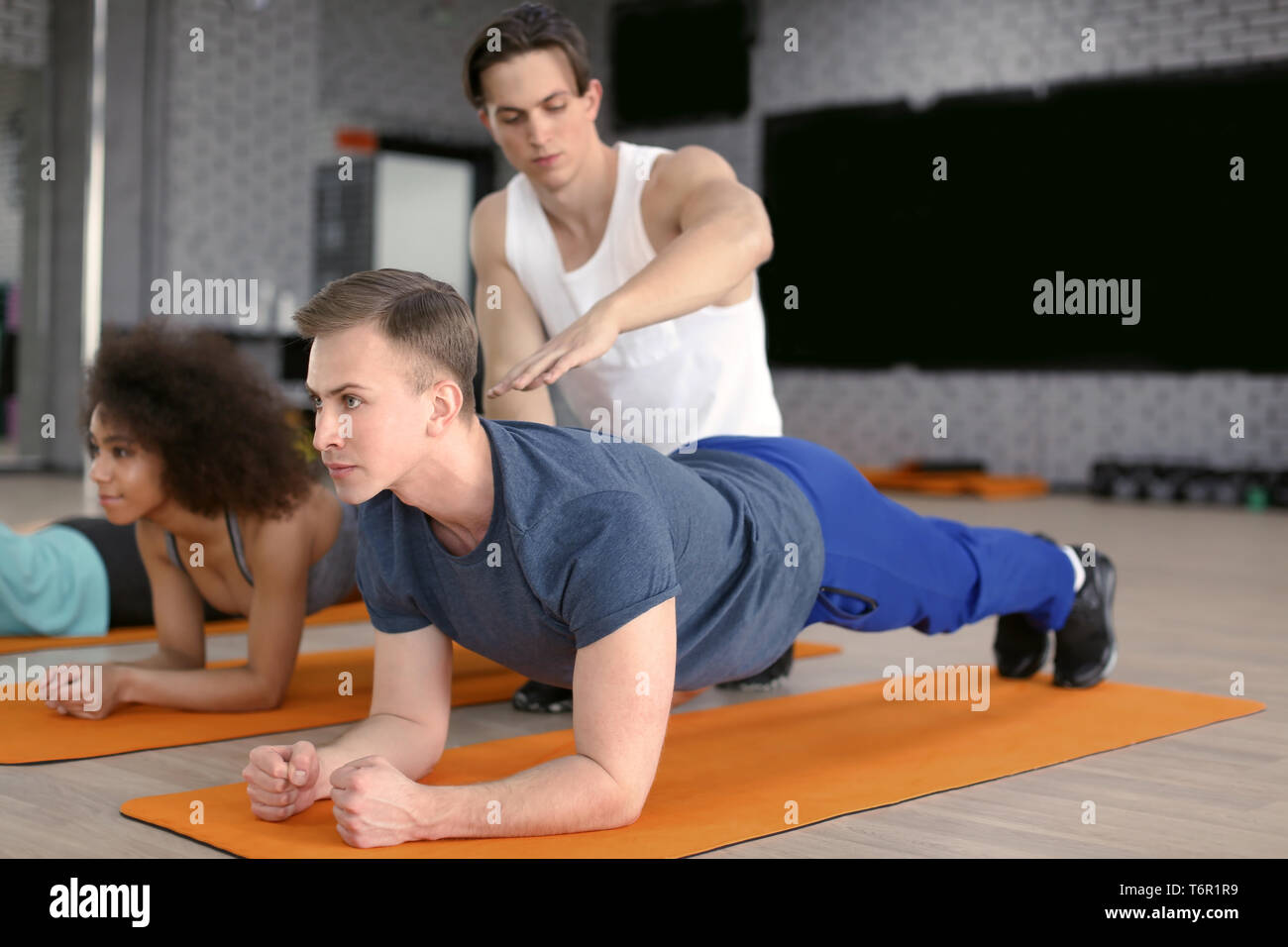 Sporty young people doing hi-res stock photography and images - Alamy