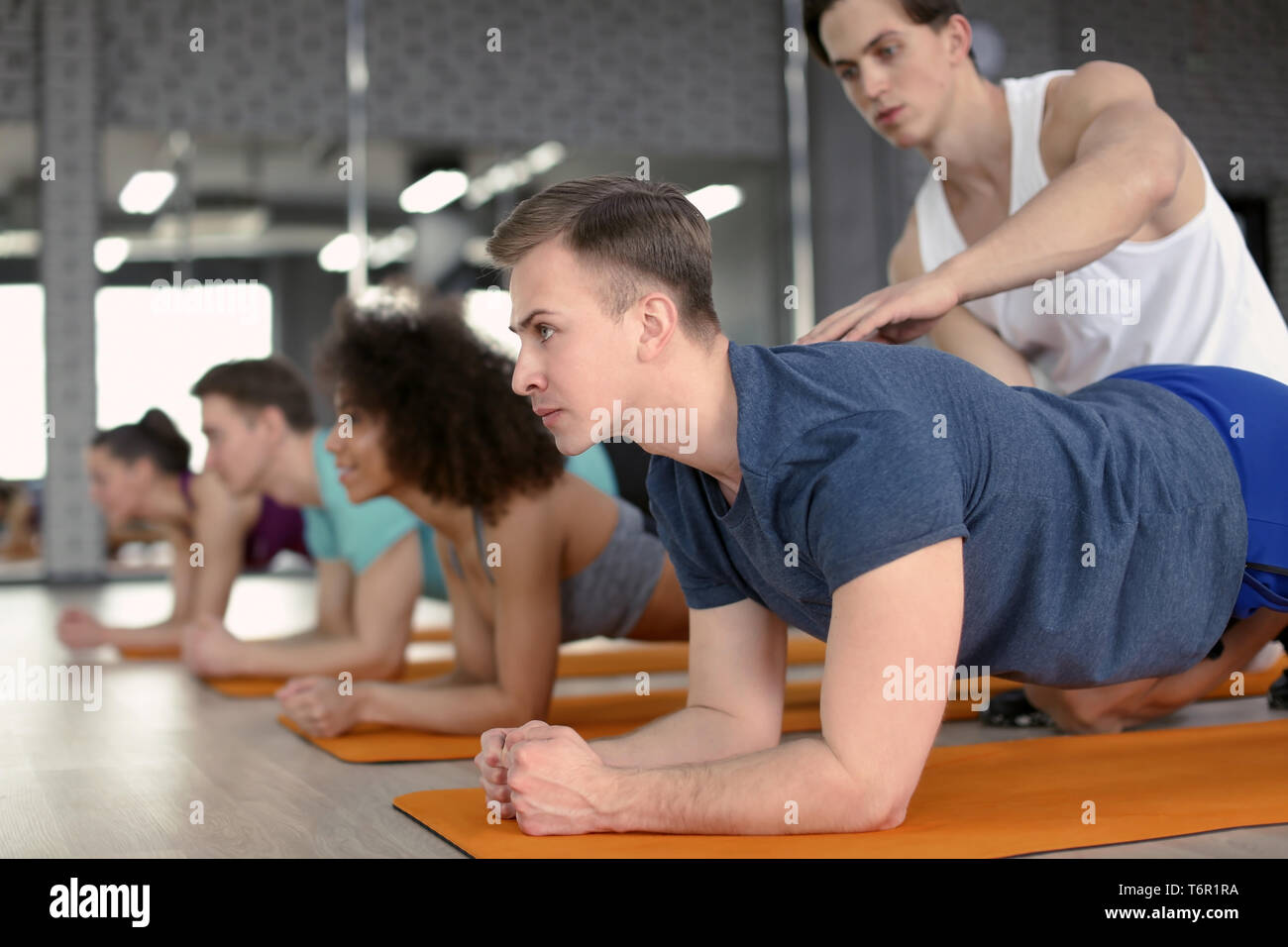 Sporty young people doing hi-res stock photography and images - Alamy