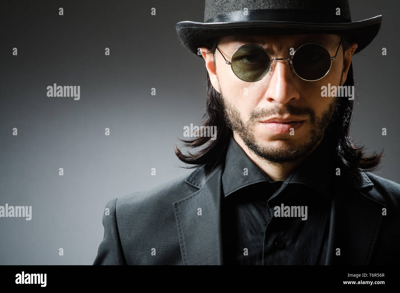 Vintage concept with man wearing black top hat Stock Photo - Alamy