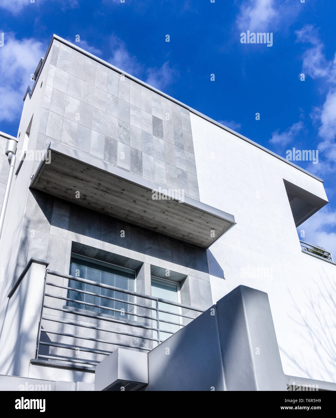 Modern villa hi-res stock photography and images - Alamy