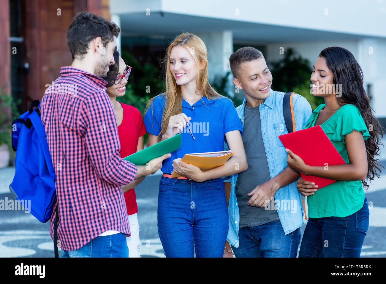 Teens learning english hi-res stock photography and images - Alamy