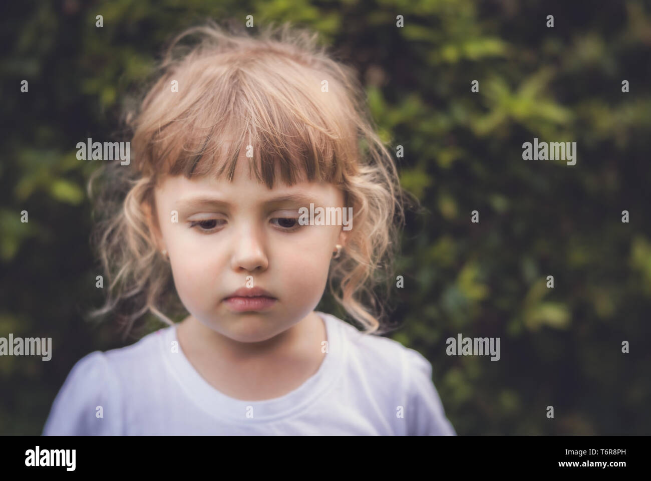 Portrait of a little sad girl Stock Photo - Alamy