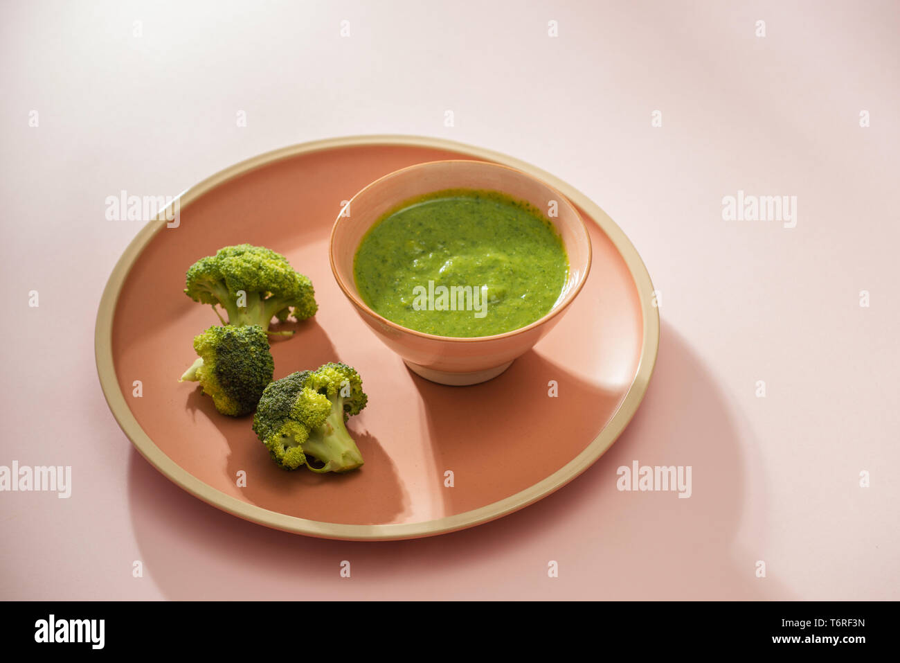 Homemade vegetable baby food. Broccoli puree for baby Stock Photo - Alamy